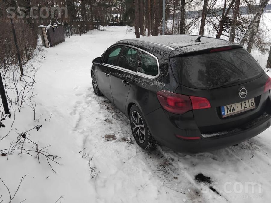 Black Opel Astra 2011 in Riga, with an engine capacity of 1.70 L and mileage of 279 thousand km for 2600 €, photo 5 on AUTOMOTO.COM.LV