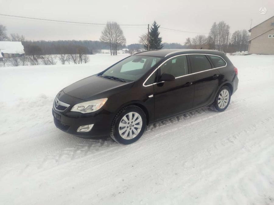 Black Opel Astra 2011 in Kelme, with an engine capacity of 1.69 L and mileage of 209 thousand km for 3500 €, photo 1 on AUTOMOTO.COM.LV