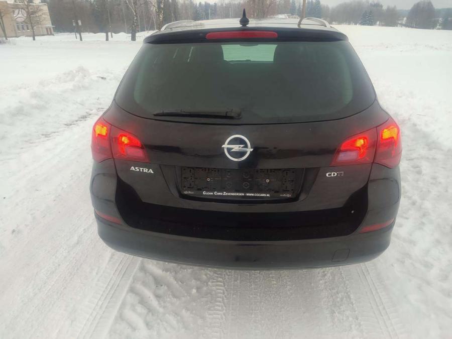 Black Opel Astra 2011 in Kelme, with an engine capacity of 1.69 L and mileage of 209 thousand km for 3500 €, photo 3 on AUTOMOTO.COM.LV