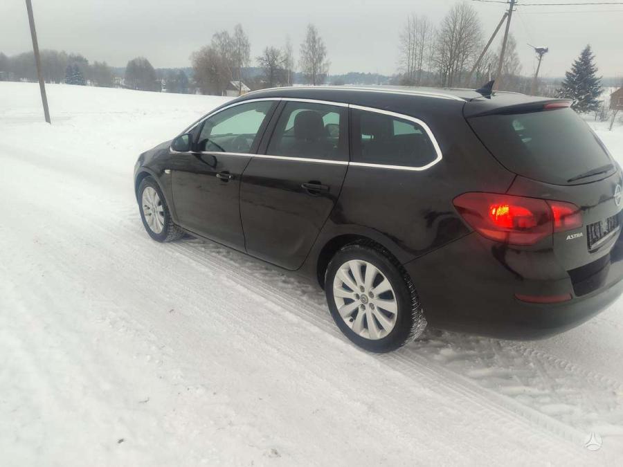 Black Opel Astra 2011 in Kelme, with an engine capacity of 1.69 L and mileage of 209 thousand km for 3500 €, photo 4 on AUTOMOTO.COM.LV