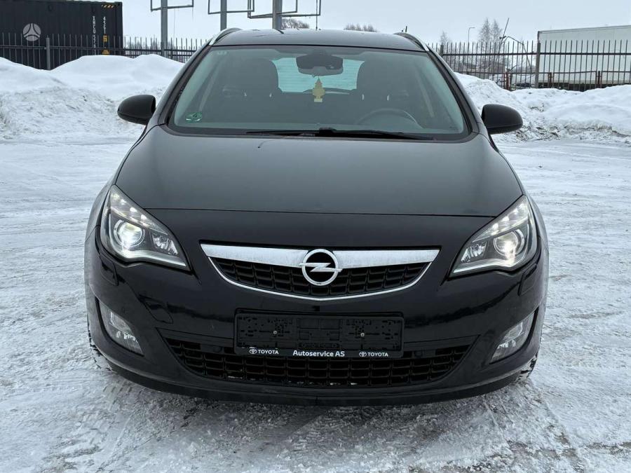 Black Opel Astra 2011 in Marijampole, with an engine capacity of 1.36 L and mileage of 239 thousand km for 2899 €, photo 2 on AUTOMOTO.COM.LV