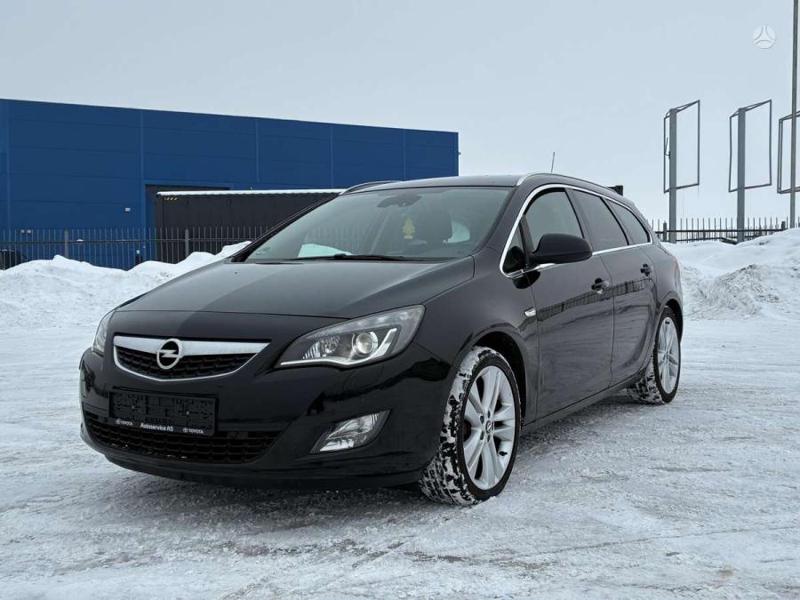 Black Opel Astra 2011 in Marijampole, with an engine capacity of 1.36 L and mileage of 239 thousand km for 2899 €, photo 3 on AUTOMOTO.COM.LV