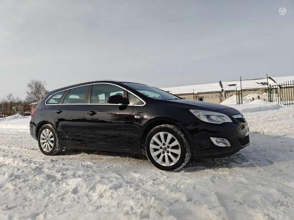Black Opel Astra 2011 in Taurage, with an engine capacity of 1.96 L and mileage of 236 thousand km for 2950 €, photo 5 on AUTOMOTO.COM.LV