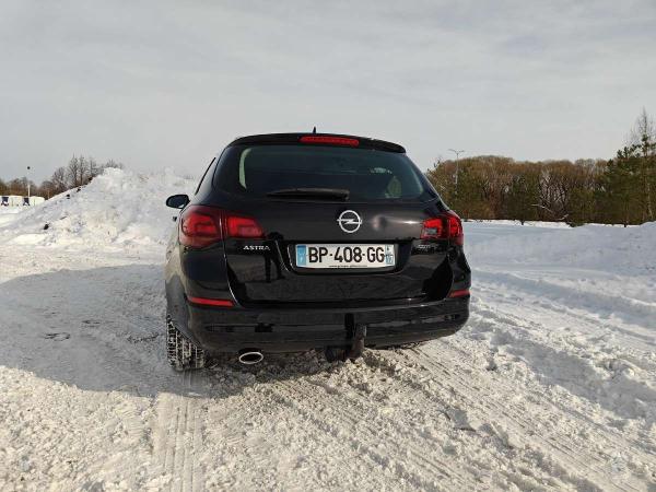Black Opel Astra 2011 in Taurage, with an engine capacity of 1.96 L and mileage of 236 thousand km for 2950 €, photo 10 on AUTOMOTO.COM.LV