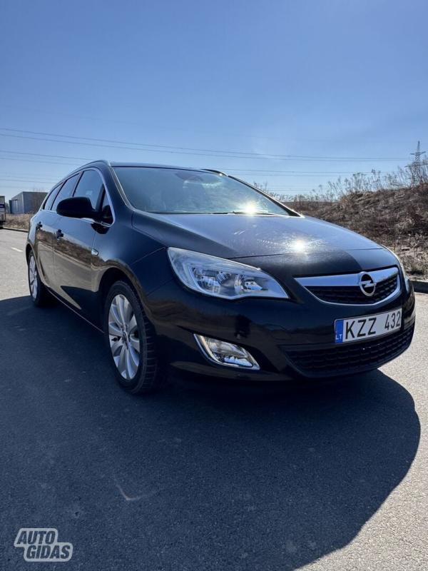 Black Opel Astra 2011 in Vilnius, with an engine capacity of 1.20 L and mileage of 208 thousand km for 3650 €, photo 2 on AUTOMOTO.COM.LV