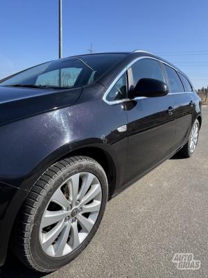 Black Opel Astra 2011 in Vilnius, with an engine capacity of 1.20 L and mileage of 208 thousand km for 3650 €, photo 6 on AUTOMOTO.COM.LV