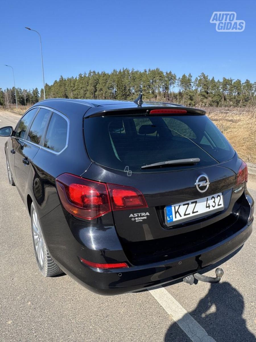 Black Opel Astra 2011 in Vilnius, with an engine capacity of 1.20 L and mileage of 208 thousand km for 3650 €, photo 9 on AUTOMOTO.COM.LV
