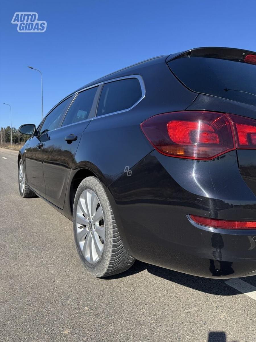 Black Opel Astra 2011 in Vilnius, with an engine capacity of 1.20 L and mileage of 208 thousand km for 3650 €, photo 10 on AUTOMOTO.COM.LV