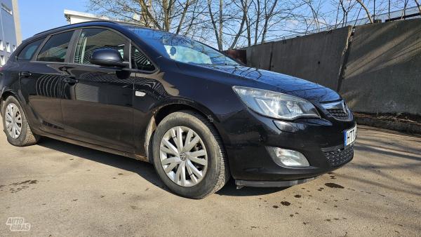 Melns Opel Astra 2011 Viļņa, ar dzinēja tilpumu 1.70 L un nobraukumu 303 tūkst. km par 1700 €, foto 4 vietnē AUTOMOTO.COM.LV