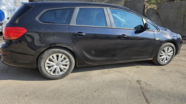 Black Opel Astra 2011 in Vilnius, with an engine capacity of 1.70 L and mileage of 303 thousand km for 1700 €, photo 3 on AUTOMOTO.COM.LV