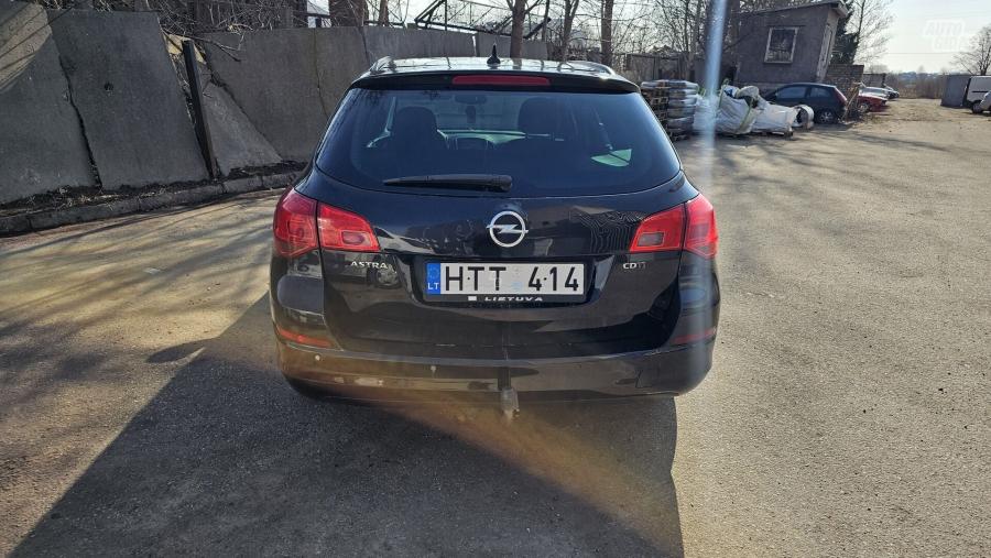 Black Opel Astra 2011 in Vilnius, with an engine capacity of 1.70 L and mileage of 303 thousand km for 1700 €, photo 6 on AUTOMOTO.COM.LV