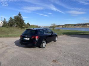 Melns Opel Astra 2011 Kauņa, ar dzinēja tilpumu 1.40 L un nobraukumu 250 tūkst. km par 2500 €, foto  vietnē AUTOMOTO.COM.LV