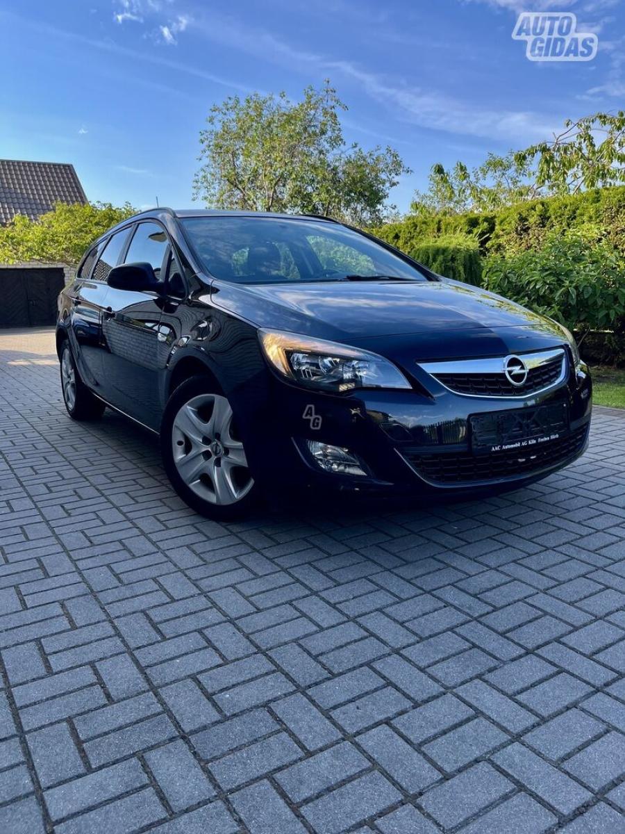 Black Opel Astra 2011 in Kaunas, with an engine capacity of 1.70 L and mileage of 214 thousand km for 3100 €, photo 1 on AUTOMOTO.COM.LV