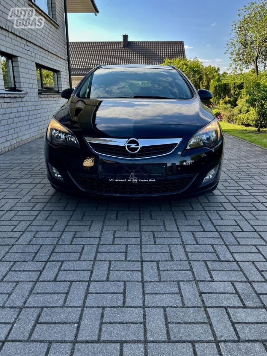 Black Opel Astra 2011 in Kaunas, with an engine capacity of 1.70 L and mileage of 214 thousand km for 3100 €, photo 4 on AUTOMOTO.COM.LV