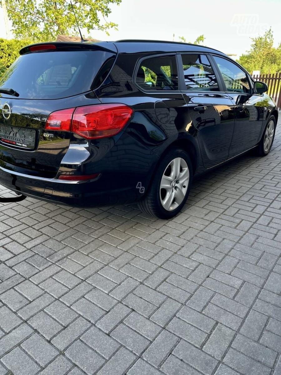 Black Opel Astra 2011 in Kaunas, with an engine capacity of 1.70 L and mileage of 214 thousand km for 3100 €, photo 8 on AUTOMOTO.COM.LV