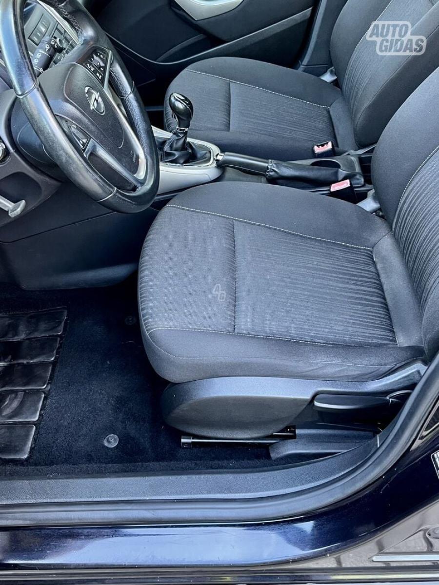 Black Opel Astra 2011 in Kaunas, with an engine capacity of 1.70 L and mileage of 214 thousand km for 3100 €, photo 12 on AUTOMOTO.COM.LV