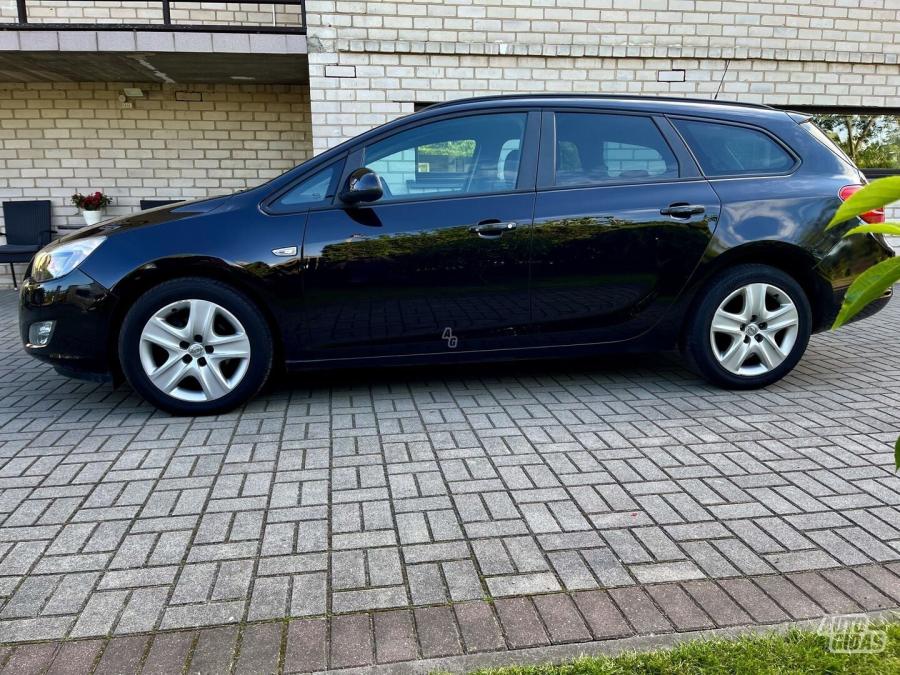 Black Opel Astra 2011 in Kaunas, with an engine capacity of 1.70 L and mileage of 214 thousand km for 3100 €, photo 5 on AUTOMOTO.COM.LV