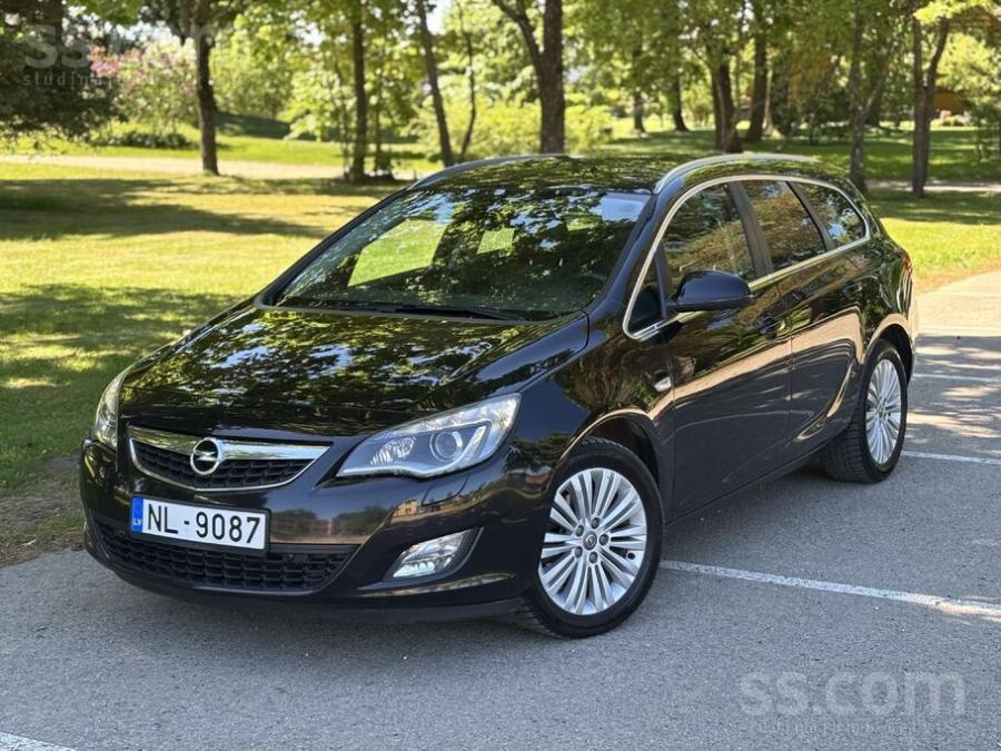 Black Opel Astra 2011 in Jelgava, with an engine capacity of 2.00 L and mileage of 263 thousand km for 4650 €, photo 1 on AUTOMOTO.COM.LV