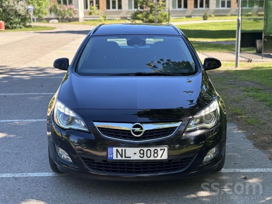 Black Opel Astra 2011 in Jelgava, with an engine capacity of 2.00 L and mileage of 263 thousand km for 4650 €, photo 8 on AUTOMOTO.COM.LV