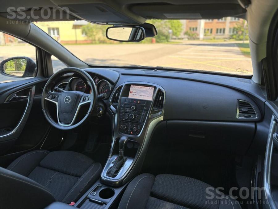 Black Opel Astra 2011 in Jelgava, with an engine capacity of 2.00 L and mileage of 263 thousand km for 4650 €, photo 16 on AUTOMOTO.COM.LV