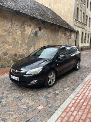 Melns Opel Astra 2011 Cēsis, ar dzinēja tilpumu 1.70 L un nobraukumu 352 tūkst. km par 2600 €, foto  vietnē AUTOMOTO.COM.LV