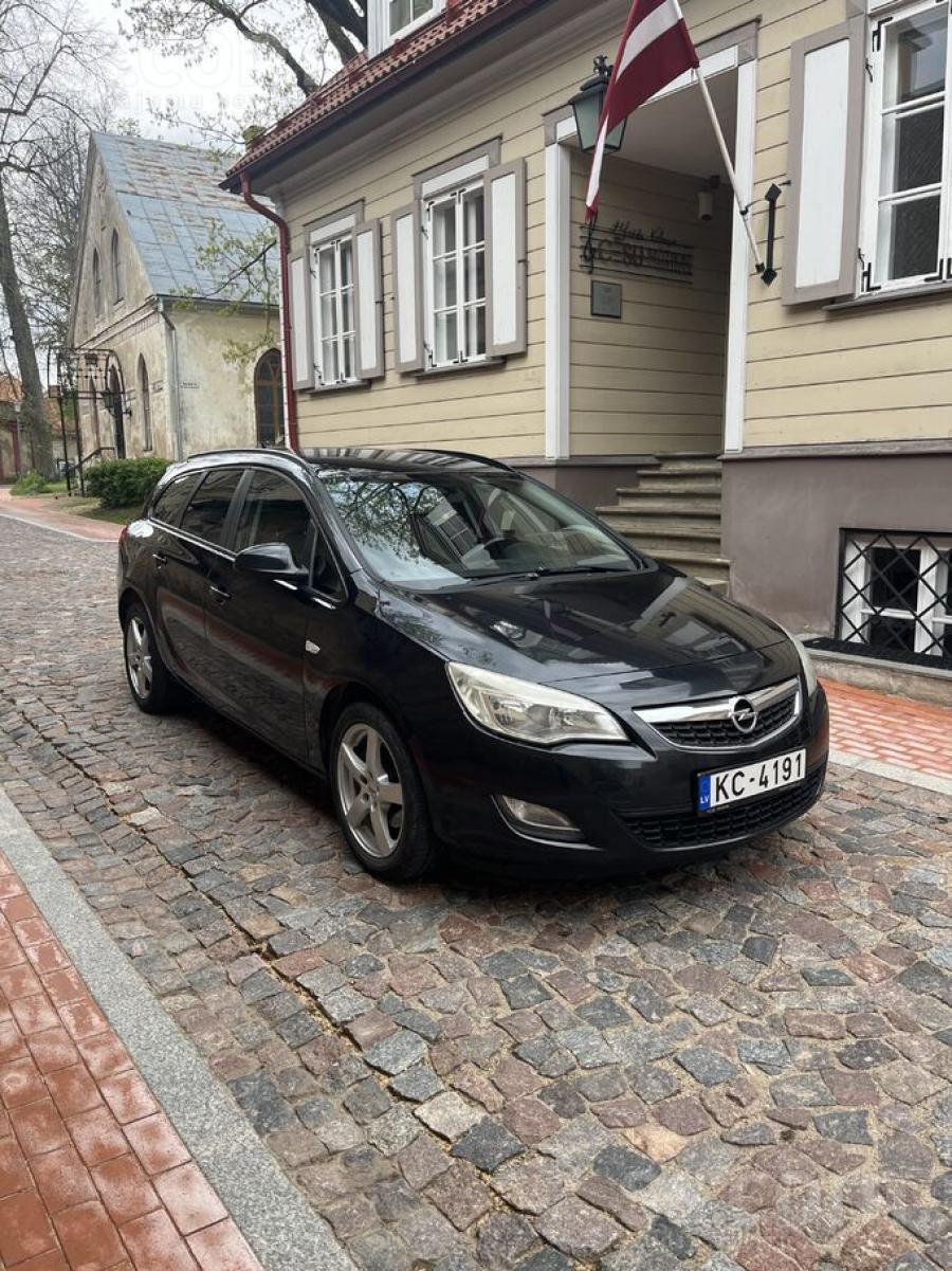 Melns Opel Astra 2011 Cēsis, ar dzinēja tilpumu 1.70 L un nobraukumu 352 tūkst. km par 2600 €, foto 3 vietnē AUTOMOTO.COM.LV