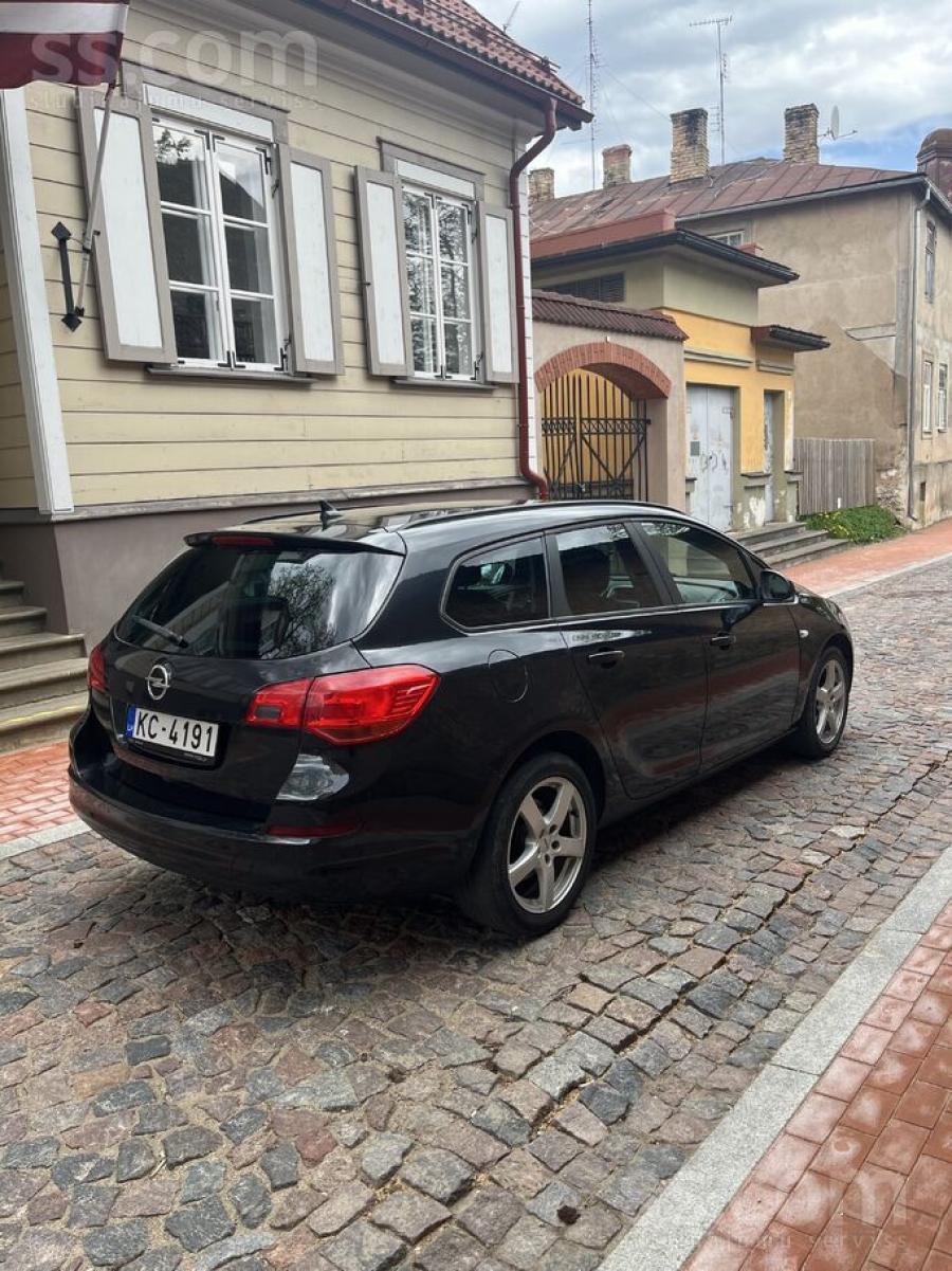 Melns Opel Astra 2011 Cēsis, ar dzinēja tilpumu 1.70 L un nobraukumu 352 tūkst. km par 2600 €, foto 4 vietnē AUTOMOTO.COM.LV