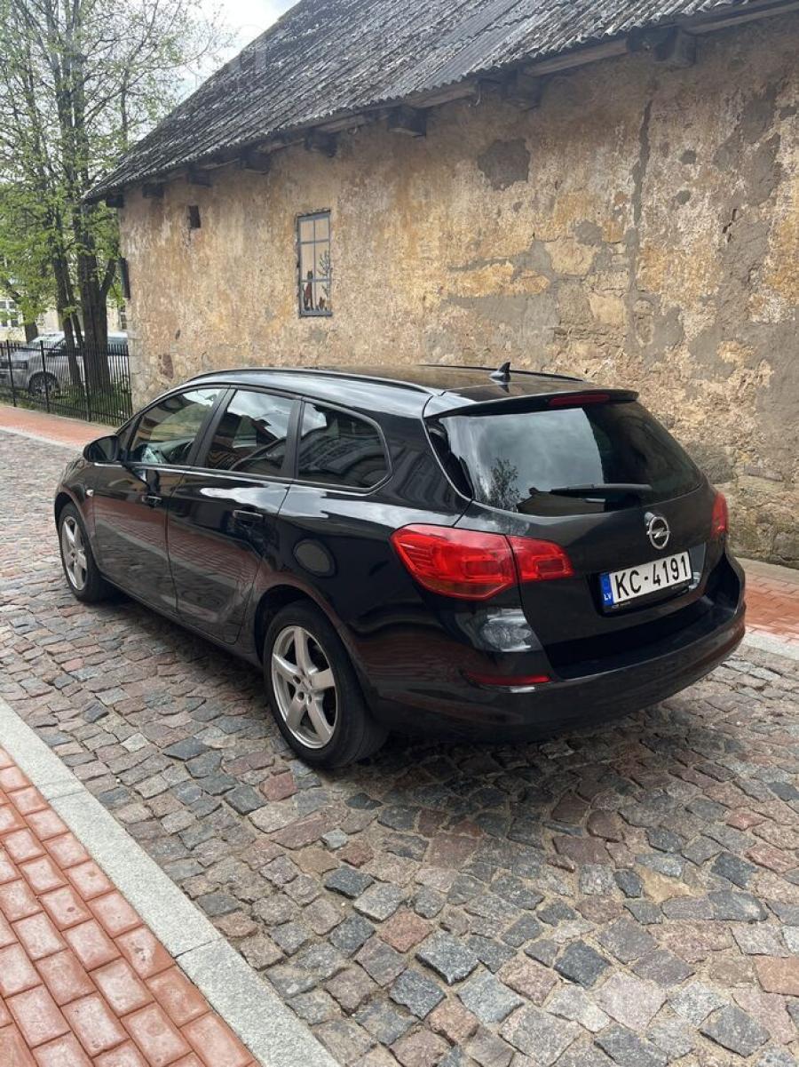 Melns Opel Astra 2011 Cēsis, ar dzinēja tilpumu 1.70 L un nobraukumu 352 tūkst. km par 2600 €, foto 5 vietnē AUTOMOTO.COM.LV