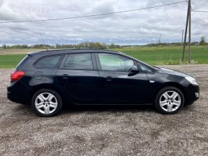 Black Opel Astra 2011 in Talsi, with an engine capacity of 1.70 L and mileage of 297 thousand km for 3999 €, photo 3 on AUTOMOTO.COM.LV