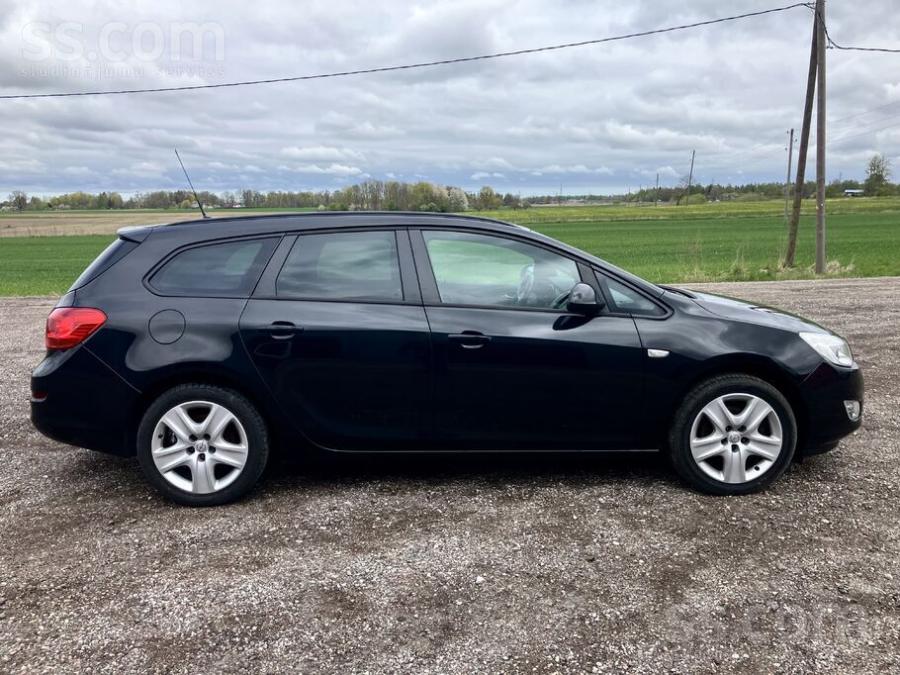 Black Opel Astra 2011 in Talsi, with an engine capacity of 1.70 L and mileage of 297 thousand km for 3999 €, photo 3 on AUTOMOTO.COM.LV