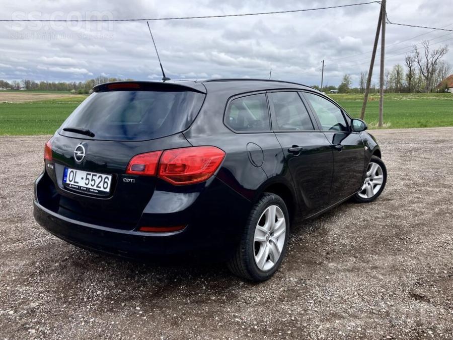 Black Opel Astra 2011 in Talsi, with an engine capacity of 1.70 L and mileage of 297 thousand km for 3999 €, photo 4 on AUTOMOTO.COM.LV