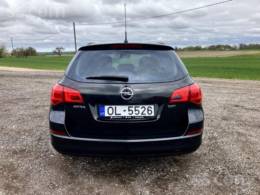 Black Opel Astra 2011 in Talsi, with an engine capacity of 1.70 L and mileage of 297 thousand km for 3999 €, photo 5 on AUTOMOTO.COM.LV