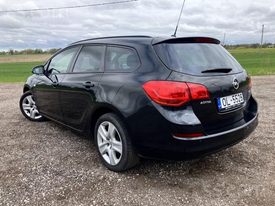 Black Opel Astra 2011 in Talsi, with an engine capacity of 1.70 L and mileage of 297 thousand km for 3999 €, photo 6 on AUTOMOTO.COM.LV