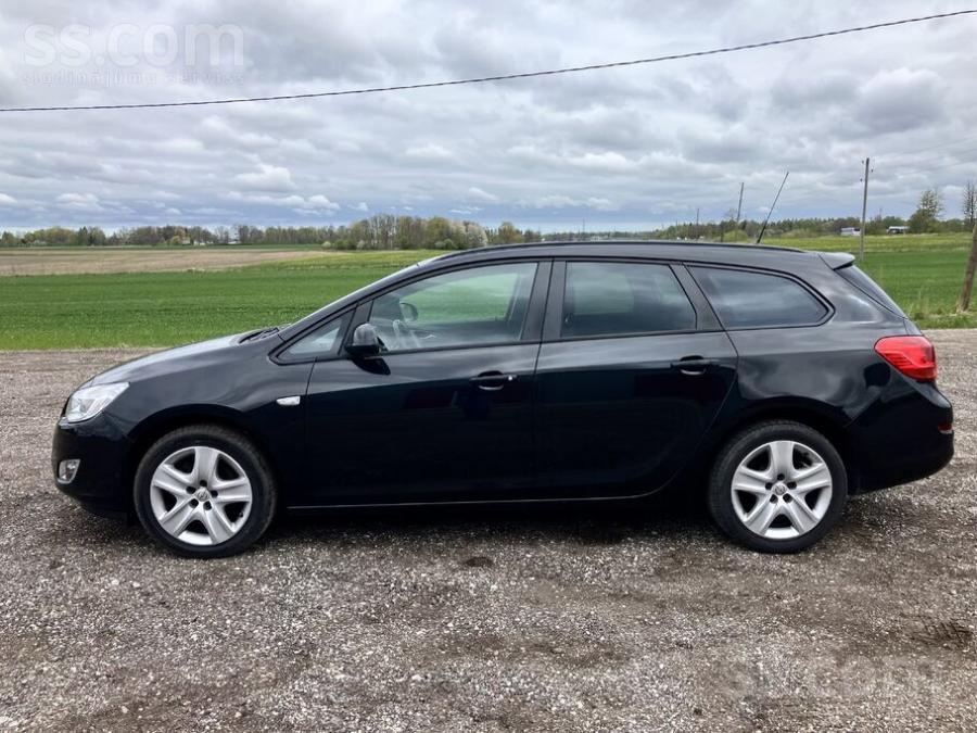 Black Opel Astra 2011 in Talsi, with an engine capacity of 1.70 L and mileage of 297 thousand km for 3999 €, photo 7 on AUTOMOTO.COM.LV