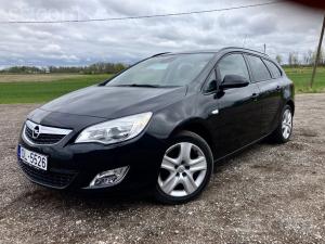 Black Opel Astra 2011 in Talsi, with an engine capacity of 1.70 L and mileage of 297 thousand km for 3999 €, photo 8 on AUTOMOTO.COM.LV