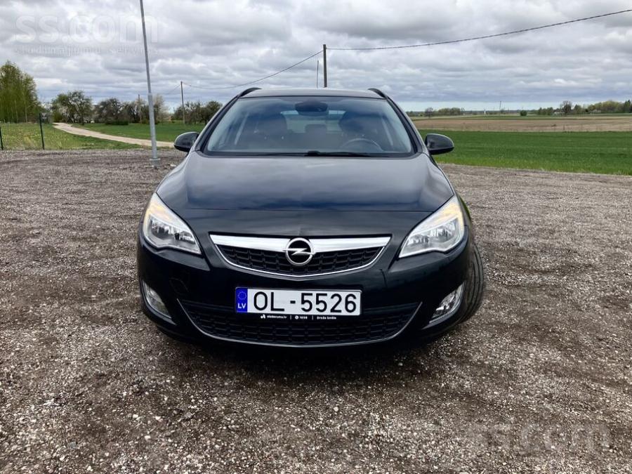 Black Opel Astra 2011 in Talsi, with an engine capacity of 1.70 L and mileage of 297 thousand km for 3999 €, photo 9 on AUTOMOTO.COM.LV