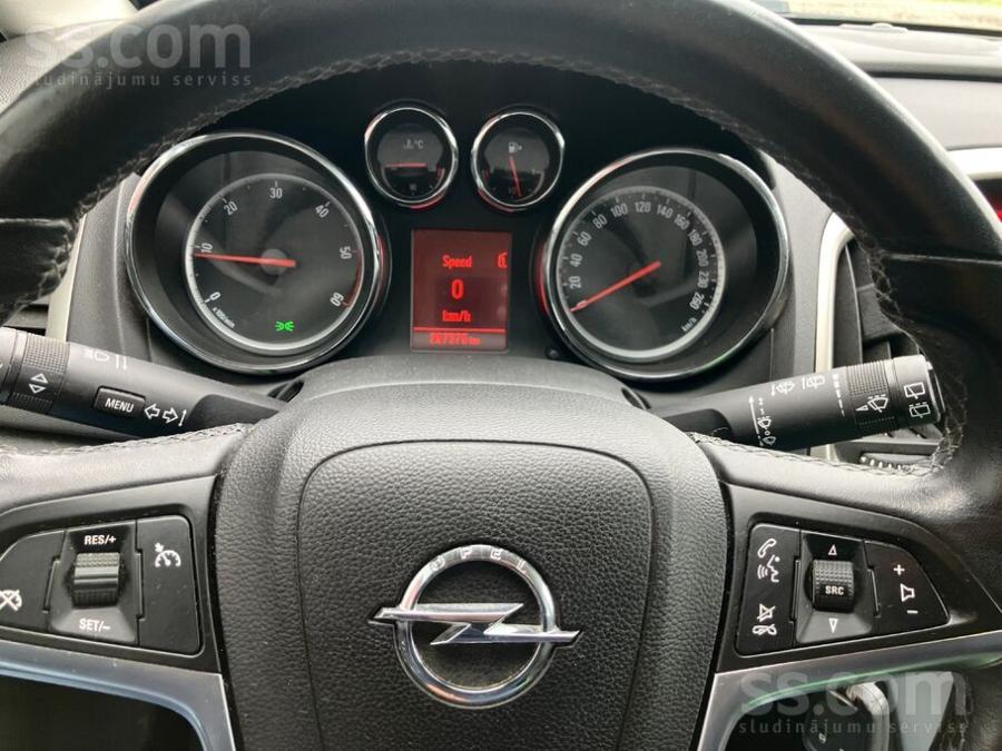 Black Opel Astra 2011 in Talsi, with an engine capacity of 1.70 L and mileage of 297 thousand km for 3999 €, photo 10 on AUTOMOTO.COM.LV