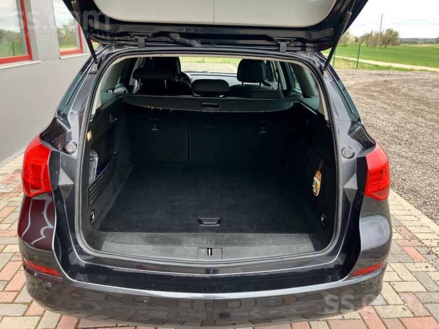 Black Opel Astra 2011 in Talsi, with an engine capacity of 1.70 L and mileage of 297 thousand km for 3999 €, photo 14 on AUTOMOTO.COM.LV