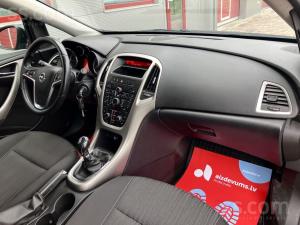 Black Opel Astra 2011 in Talsi, with an engine capacity of 1.70 L and mileage of 297 thousand km for 3999 €, photo 16 on AUTOMOTO.COM.LV