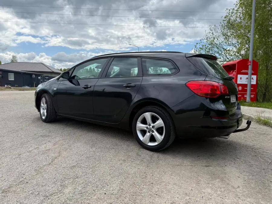 Black Opel Astra 2011 in Riga, with an engine capacity of 1.40 L and mileage of 270 thousand km for 3600 €, photo 5 on AUTOMOTO.COM.LV