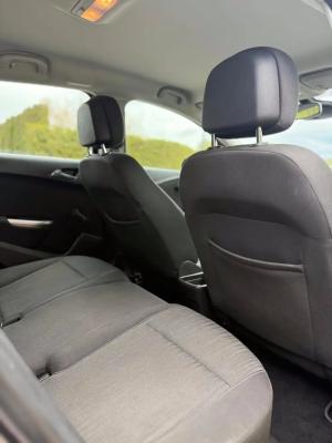 Black Opel Astra 2011 in Riga, with an engine capacity of 1.40 L and mileage of 270 thousand km for 3600 €, photo 7 on AUTOMOTO.COM.LV