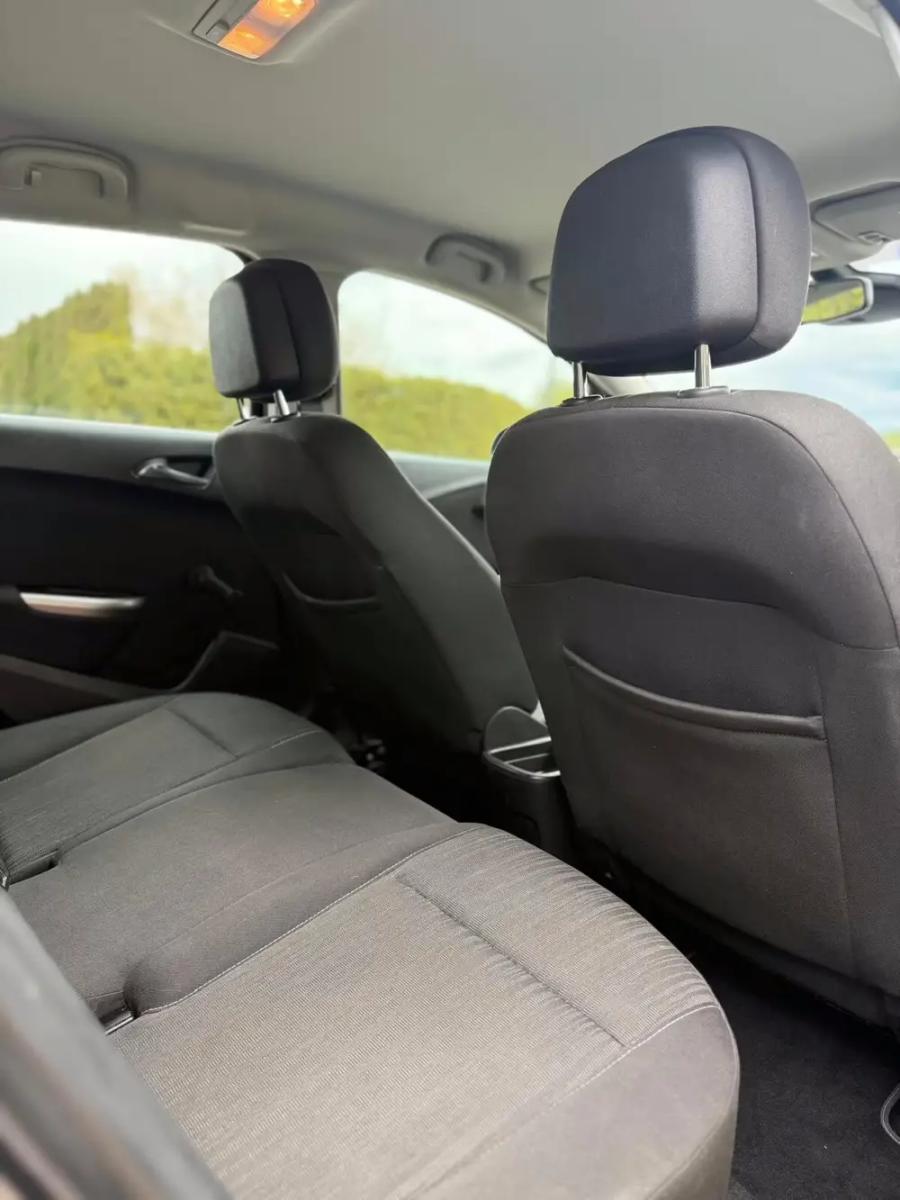 Black Opel Astra 2011 in Riga, with an engine capacity of 1.40 L and mileage of 270 thousand km for 3600 €, photo 7 on AUTOMOTO.COM.LV