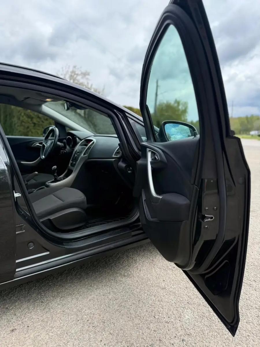 Black Opel Astra 2011 in Riga, with an engine capacity of 1.40 L and mileage of 270 thousand km for 3600 €, photo 11 on AUTOMOTO.COM.LV