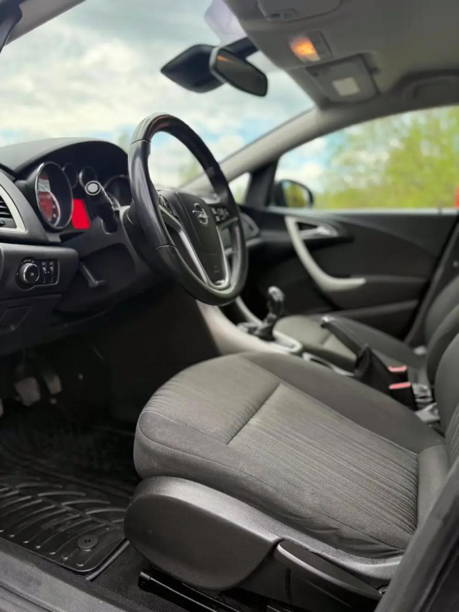 Black Opel Astra 2011 in Riga, with an engine capacity of 1.40 L and mileage of 270 thousand km for 3600 €, photo 14 on AUTOMOTO.COM.LV