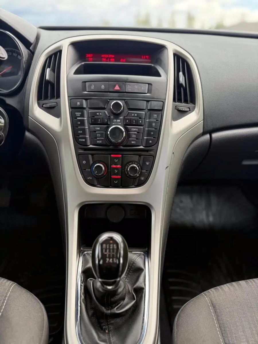 Black Opel Astra 2011 in Riga, with an engine capacity of 1.40 L and mileage of 270 thousand km for 3600 €, photo 15 on AUTOMOTO.COM.LV
