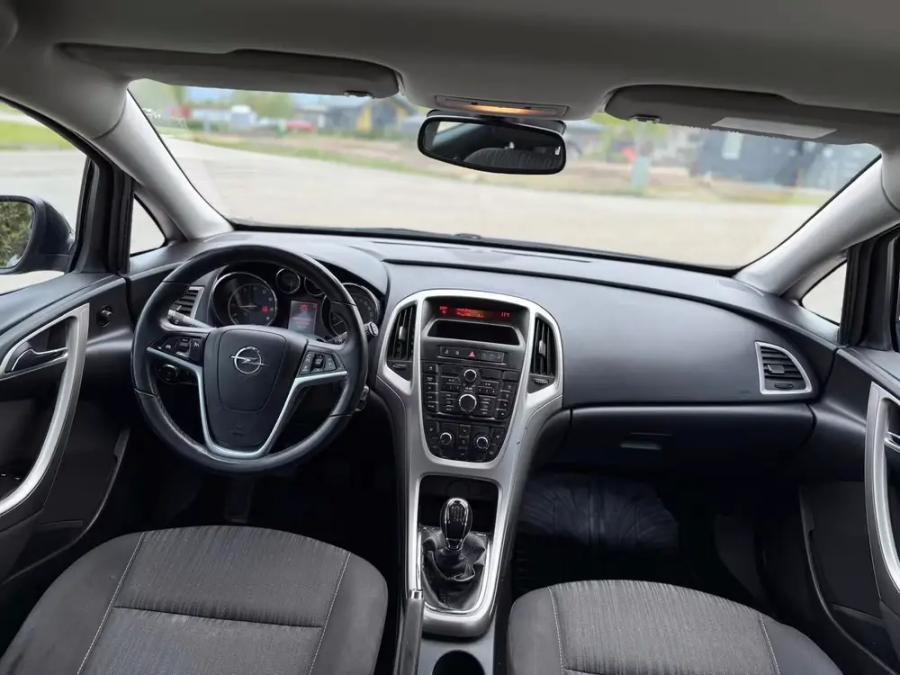 Black Opel Astra 2011 in Riga, with an engine capacity of 1.40 L and mileage of 270 thousand km for 3600 €, photo 16 on AUTOMOTO.COM.LV