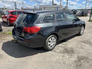 Black Opel Astra 2011 in Kaunas, with an engine capacity of 1.96 L and mileage of 276 thousand km for 2650 €, photo 3 on AUTOMOTO.COM.LV
