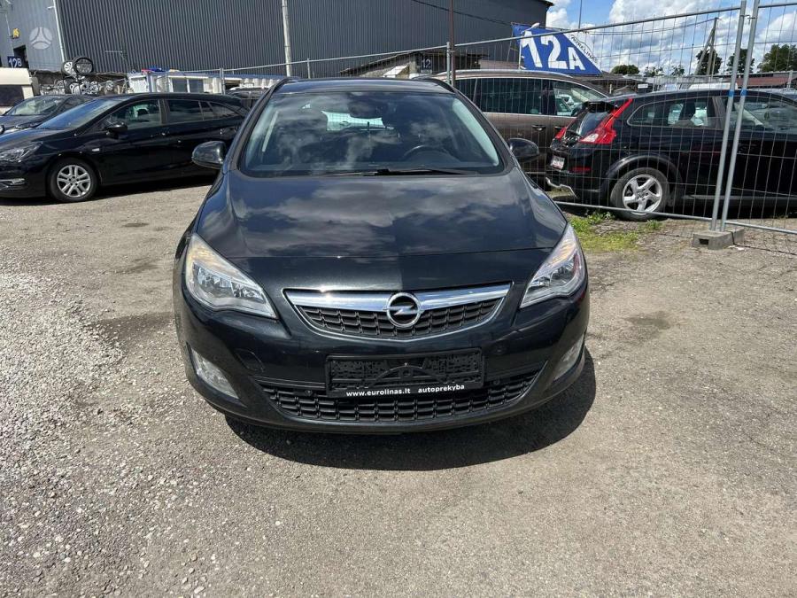 Black Opel Astra 2011 in Kaunas, with an engine capacity of 1.96 L and mileage of 276 thousand km for 2650 €, photo 6 on AUTOMOTO.COM.LV