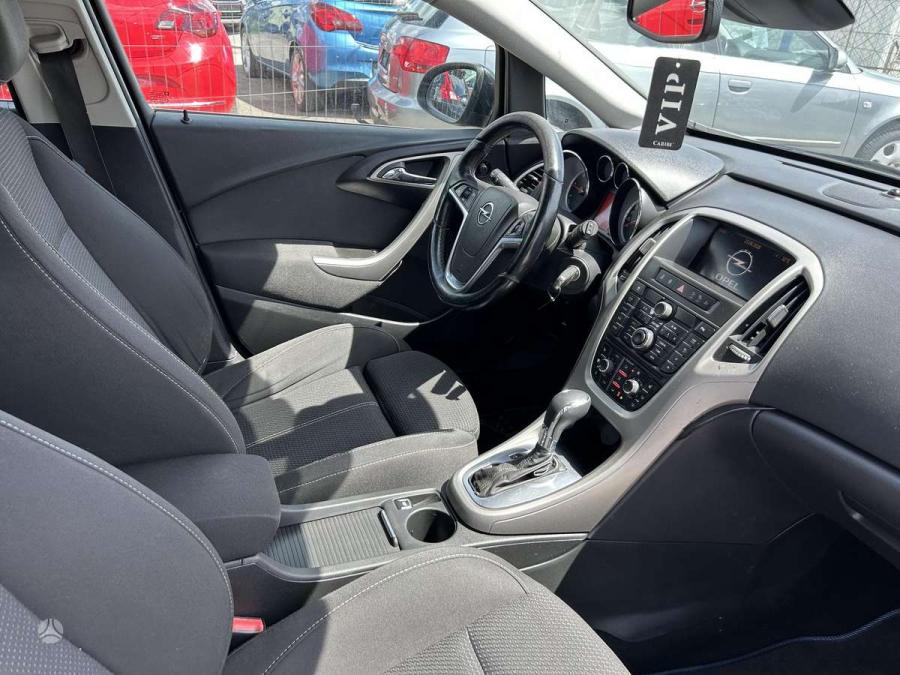 Black Opel Astra 2011 in Kaunas, with an engine capacity of 1.96 L and mileage of 276 thousand km for 2650 €, photo 12 on AUTOMOTO.COM.LV