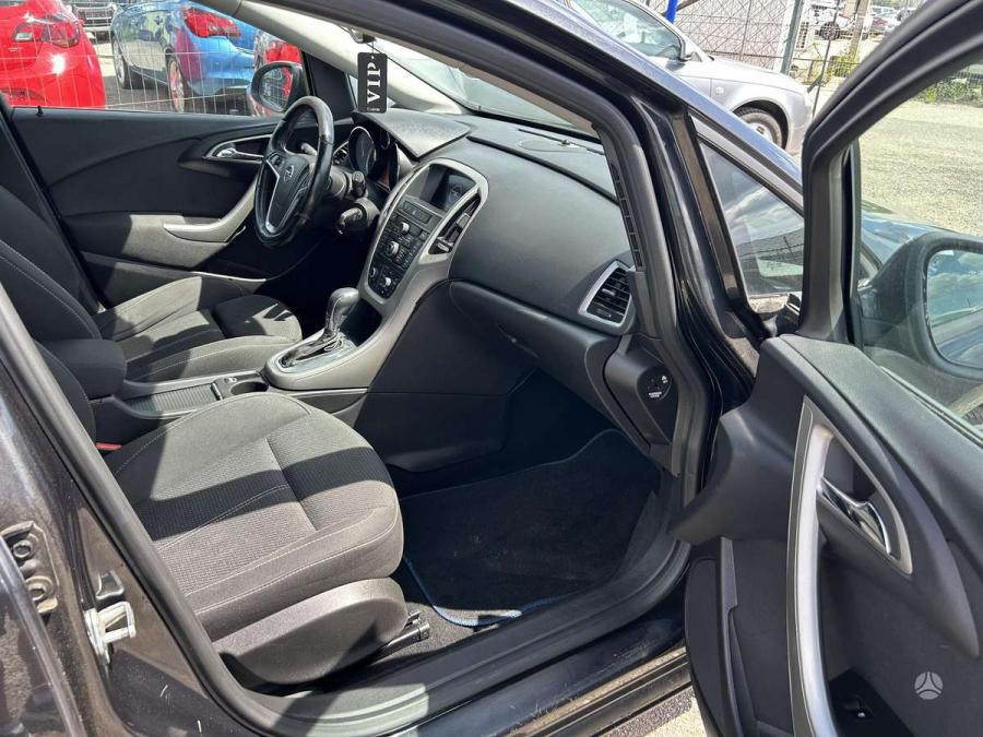 Black Opel Astra 2011 in Kaunas, with an engine capacity of 1.96 L and mileage of 276 thousand km for 2650 €, photo 13 on AUTOMOTO.COM.LV